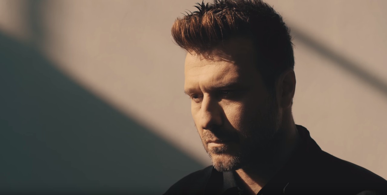ΕΡΩΤΑ ΘΕΕ ΚΑΙ ΚΛΕΦΤΗ: ΤΟ ΝΕΟ VIDEO CLIP ΤΟΥ ΓΙΑΝΝΗ ΠΛΟΥΤΑΡΧΟΥ | ΔΡΟΜΟΣ ...