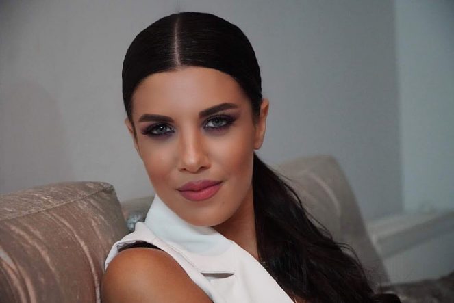 Η ΑΔΕΛΦΗ ΤΟΥ ΠΕΤΡΟΥ ΙΑΚΩΒΙΔΗ ΠΑΡΟΥΣΙΑΖΕΙ ΤΟ ΠΡΩΤΟ ΤΗΣ SINGLE | ΔΡΟΜΟΣ ...