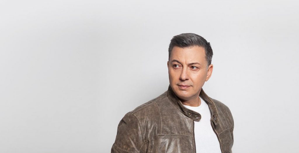 «ΕΙΜΑΣΤΕ ΕΝΑ»: ΤΟ ΝΕΟ ΤΡΑΓΟΥΔΙ ΤΟΥ ΝΙΚΟΥ ΜΑΚΡΟΠΟΥΛΟΥ | ΔΡΟΜΟΣ 89.8 FM