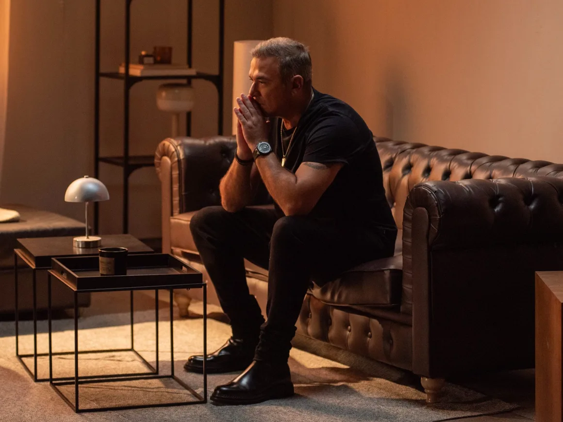 ΑΝΤΩΝΗΣ ΡΕΜΟΣ – «ΔΕΥΤΕΡΑ»: ΤΟ ΣΥΝΑΡΠΑΣΤΙΚΟ VIDEO ΜΕ ΣΥΓΧΡΟΝΗ NOIR ...